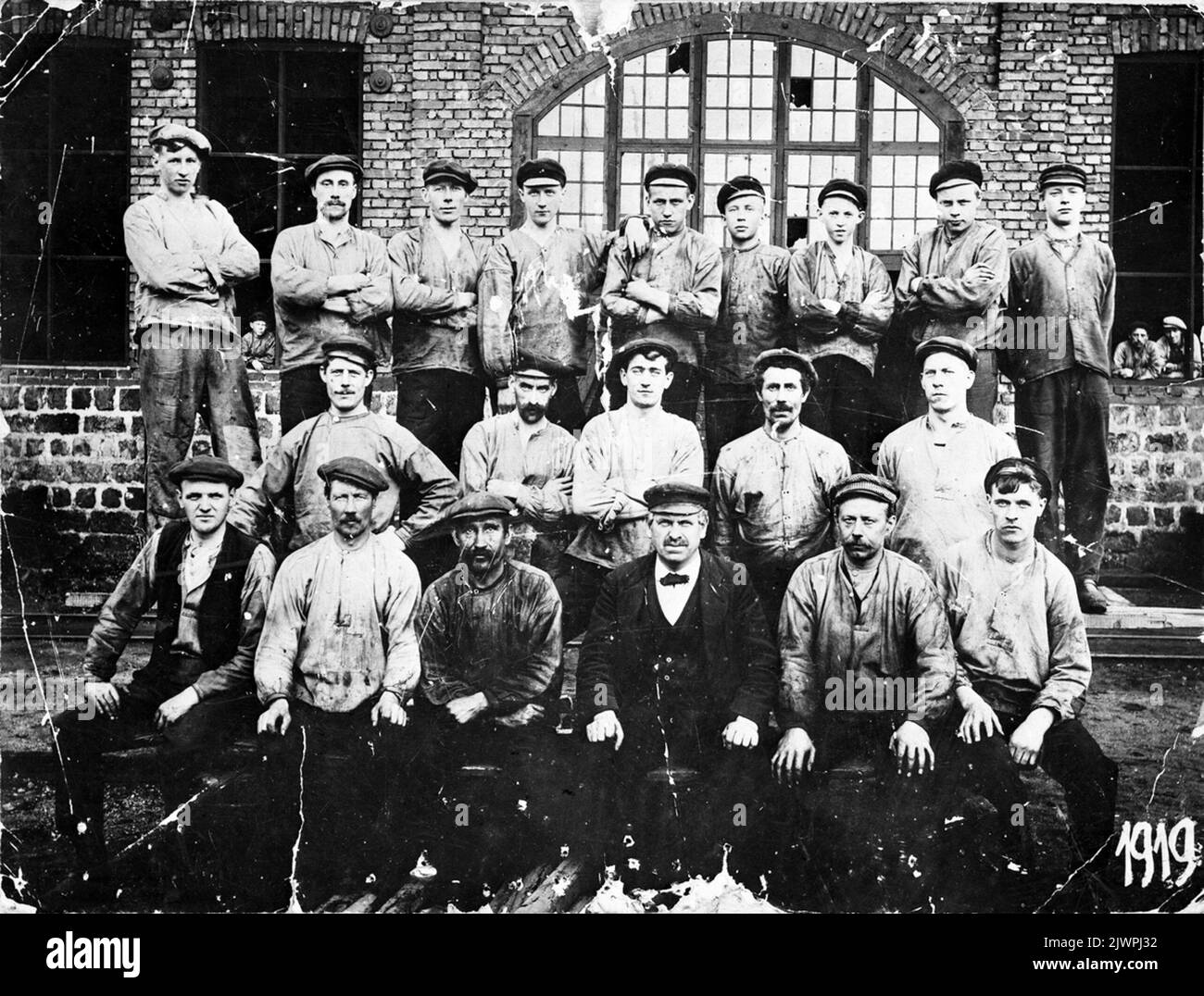 Le personnel de Finsure en 1919. En bas à partir de la gauche: Fritz ...