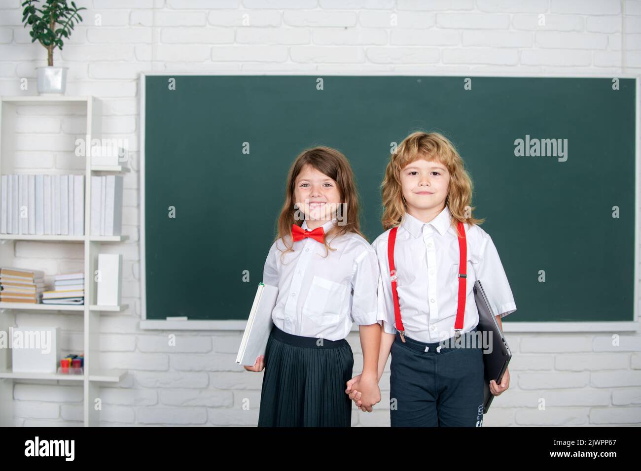 Portrait de deux enfants d'école heureux étudiant en classe à l'école ...