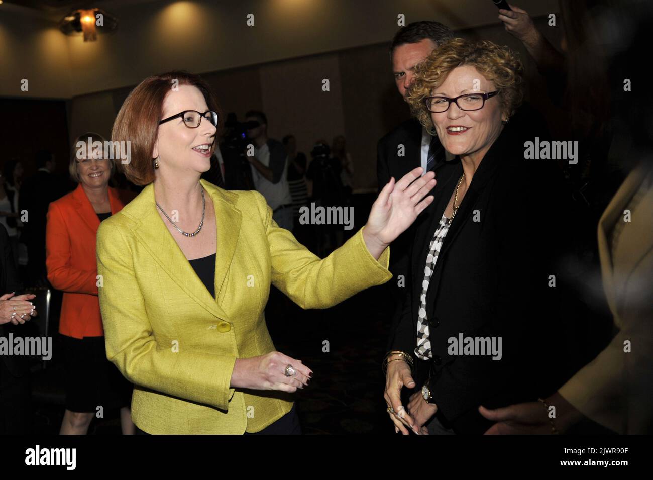 La première ministre Julia Gillard salue les membres lors d'une réunion ...
