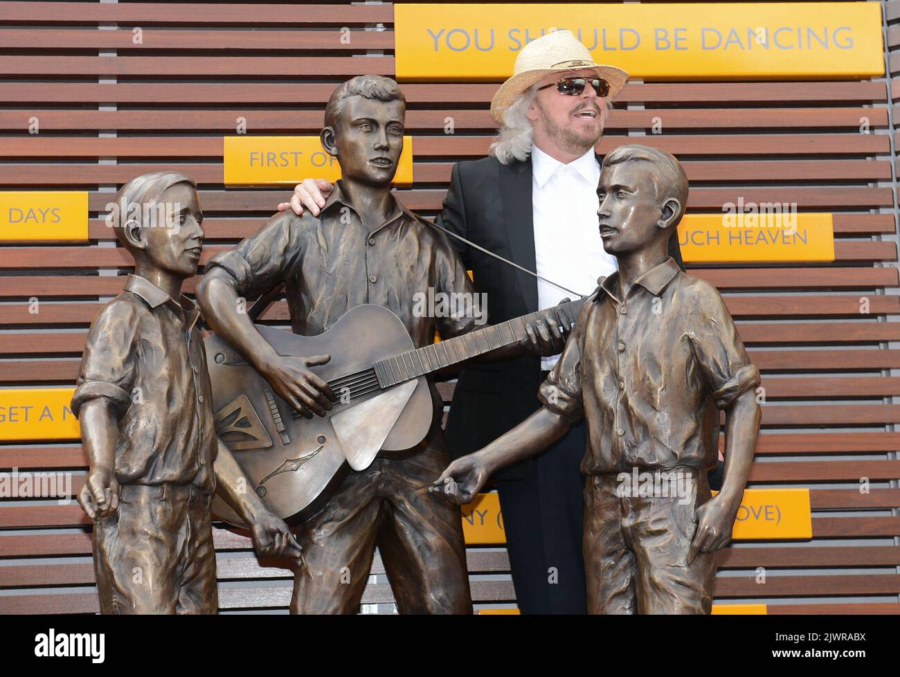Barry Gibb s'occupe du dévoilement d'une statue des membres du groupe ...