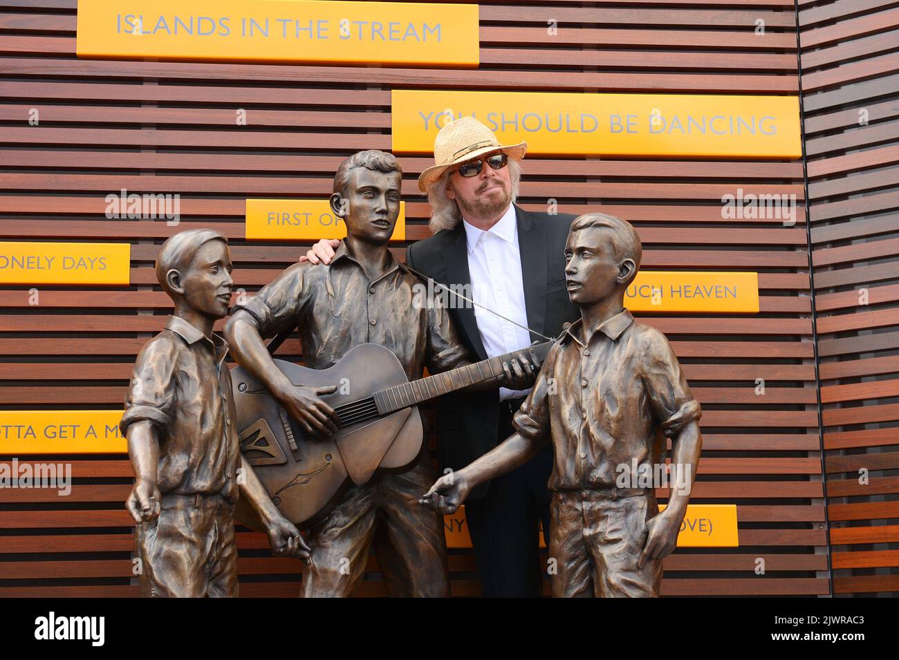 Barry Gibb s'occupe du dévoilement d'une statue des membres du groupe ...