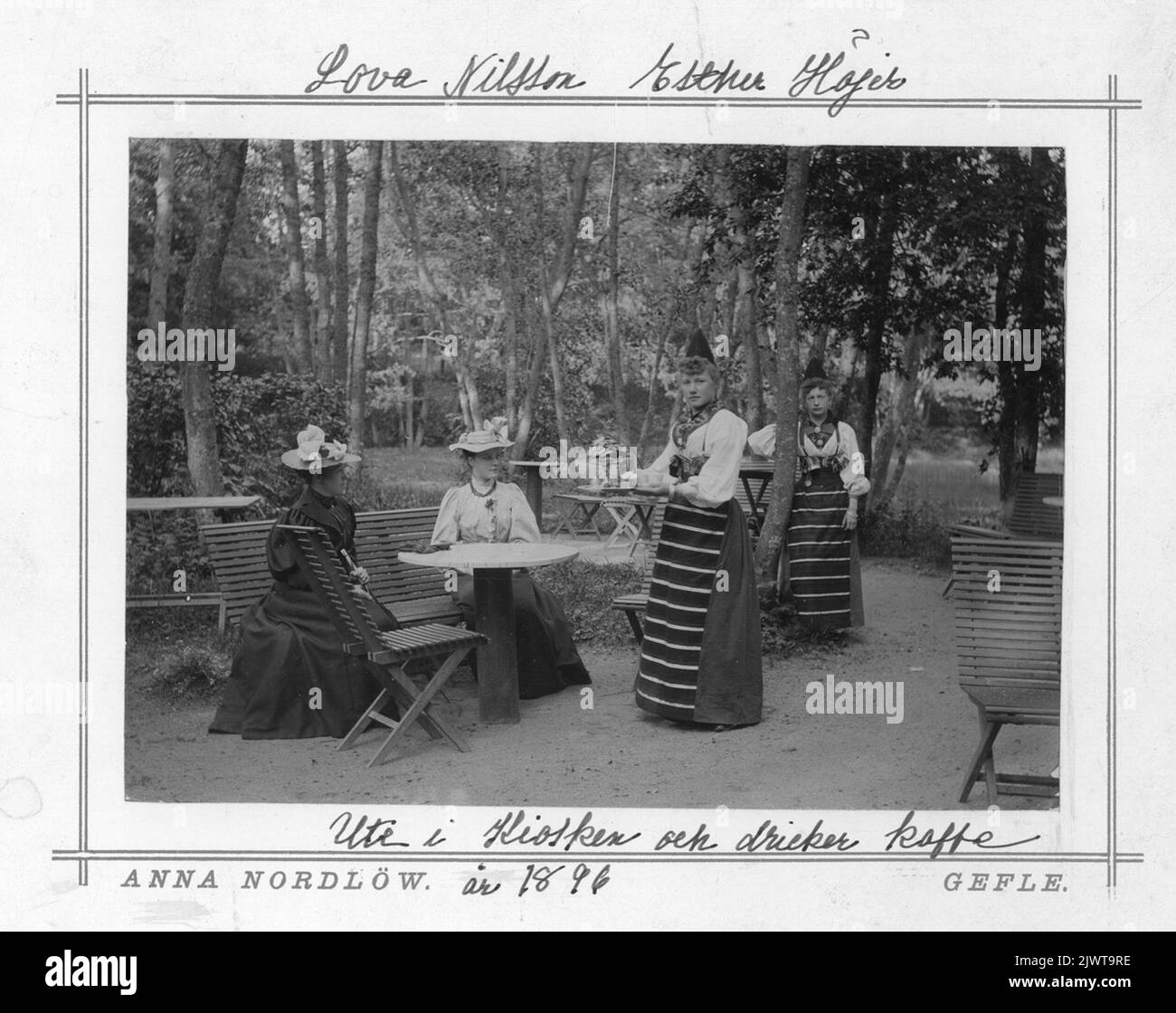 Lova Nilsson et Ester Eklöf, Gift Höjer, dans le kiosque et boire du ...