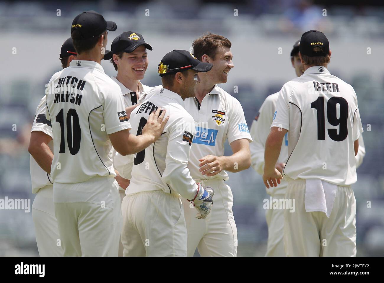 Le président de WA, XI Ryan Duffield (au centre-droit), est félicité ...