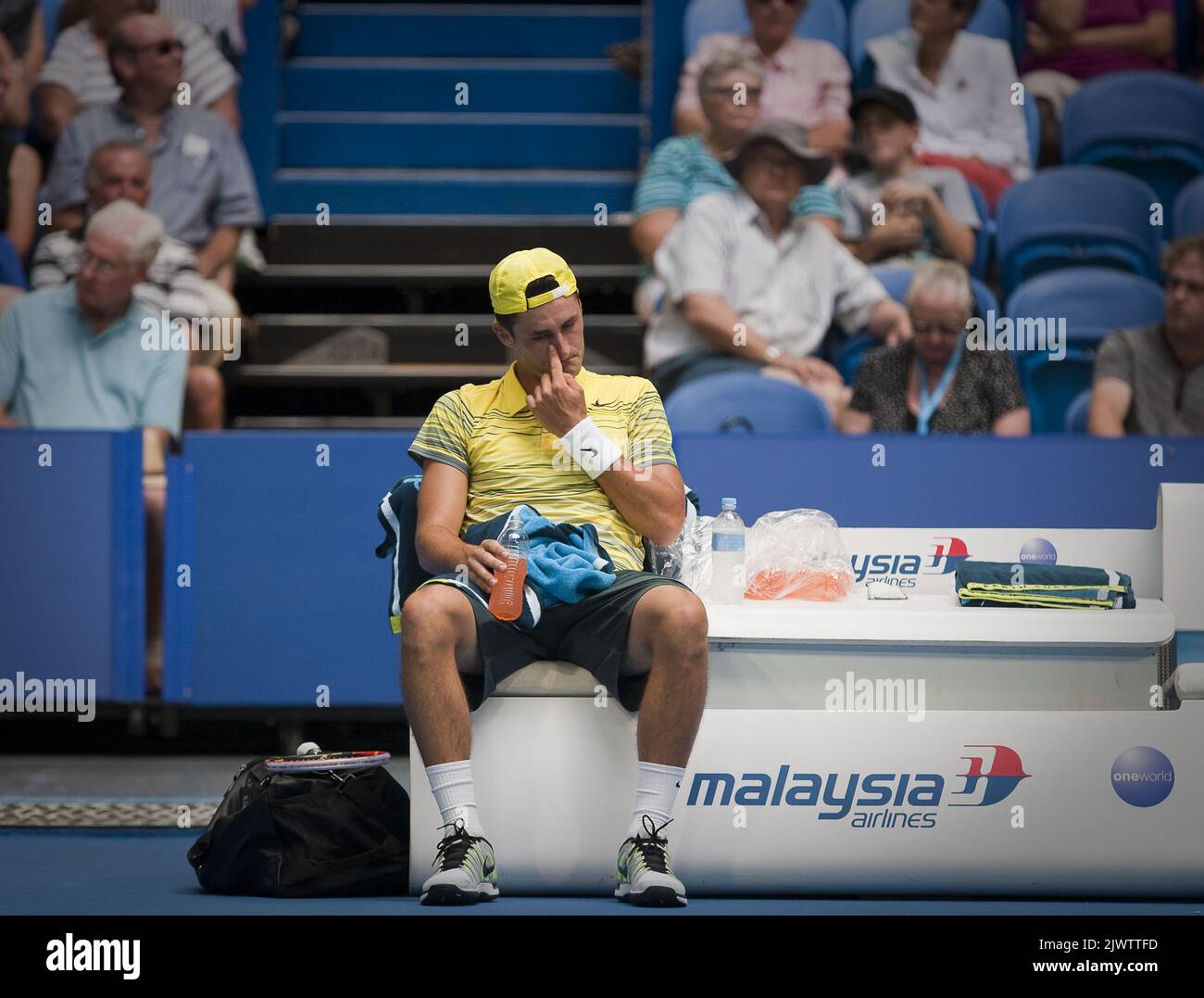 Bernard Tomic d'Australie pendant une pause dans son match contre Radek ...