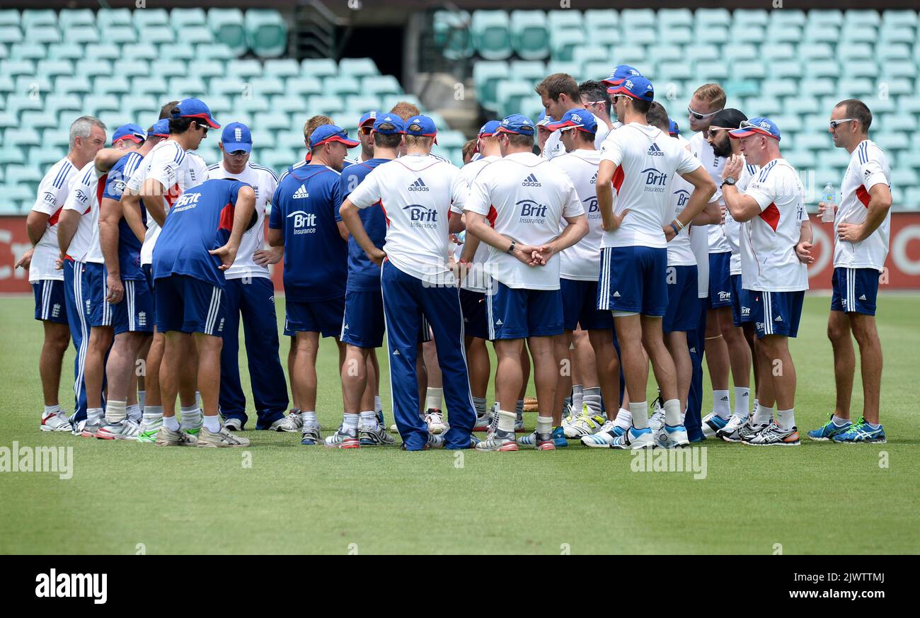 L'équipe de cricket anglais se réunit avant une séance d'entraînement ...