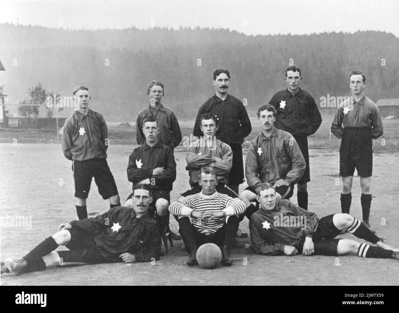 Association sportive Hybo. Équipe de football 1908. Debout FR.v. Albert ...