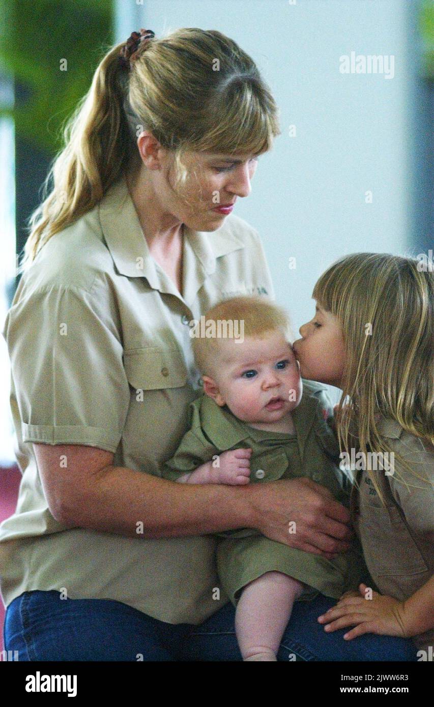 Terri Irwin, épouse du Crocodile Hunter Steve Irwin, regarde comme sa ...