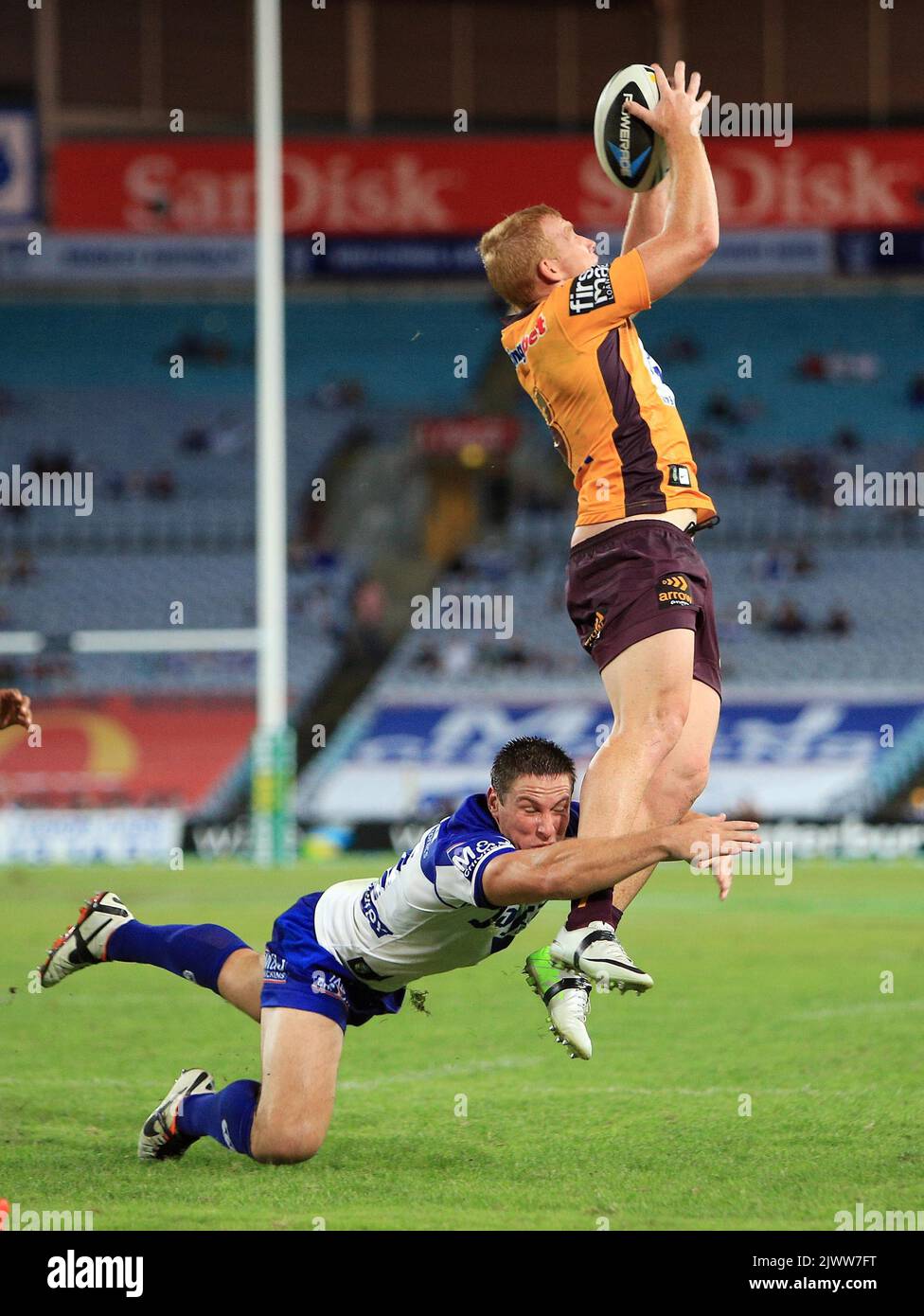 Josh Jackson s'attaque à Jack Reed lors du match de rugby 1 de la NRL ...