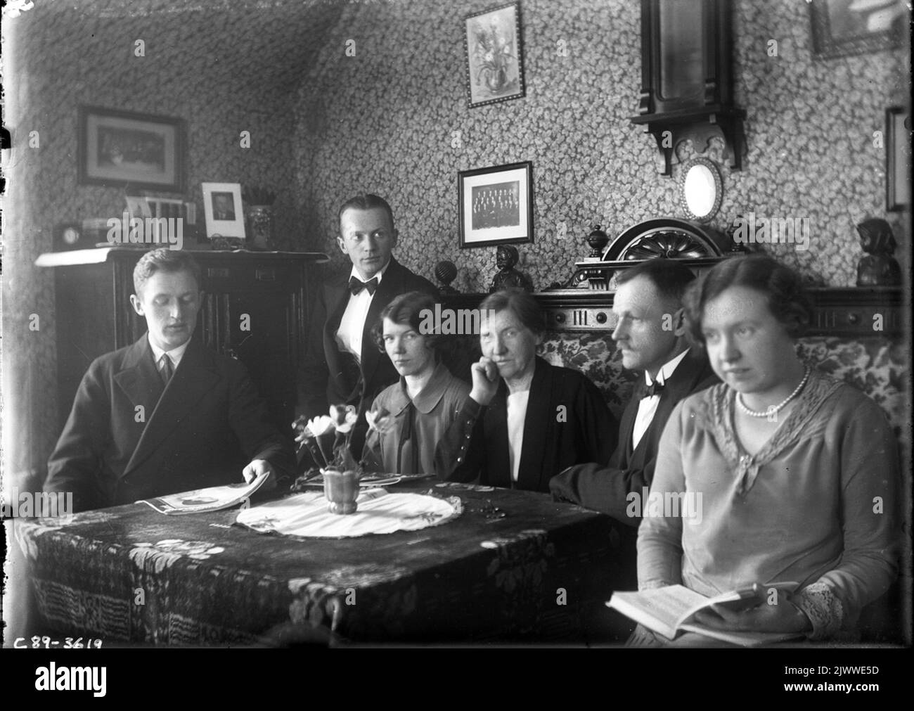 La famille Karl Johan Östergren (photographe) avec Mme Lovisa Kristina ...