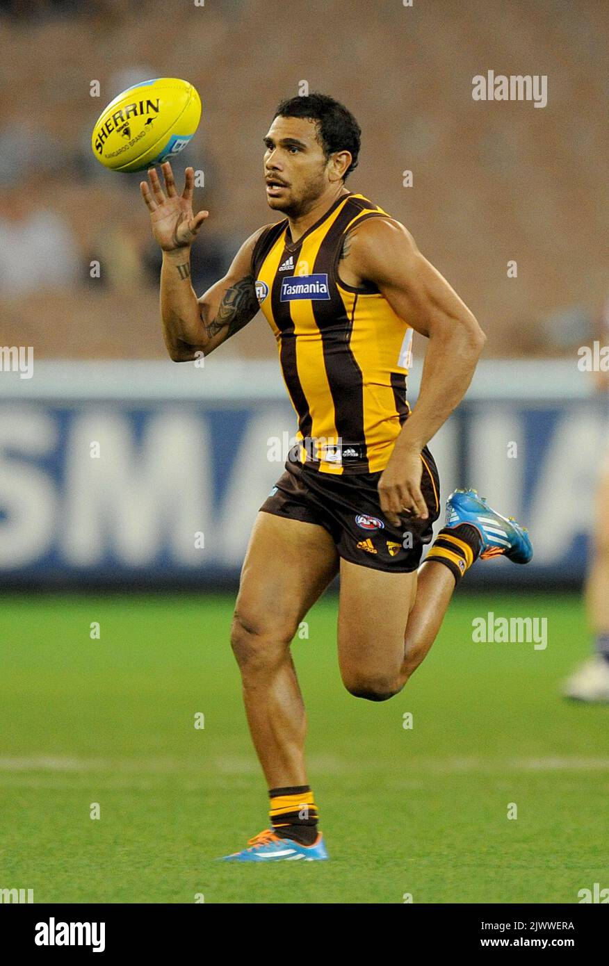 Cyril Rioli de Hawthorn court avec le ballon, pendant le match de la ...