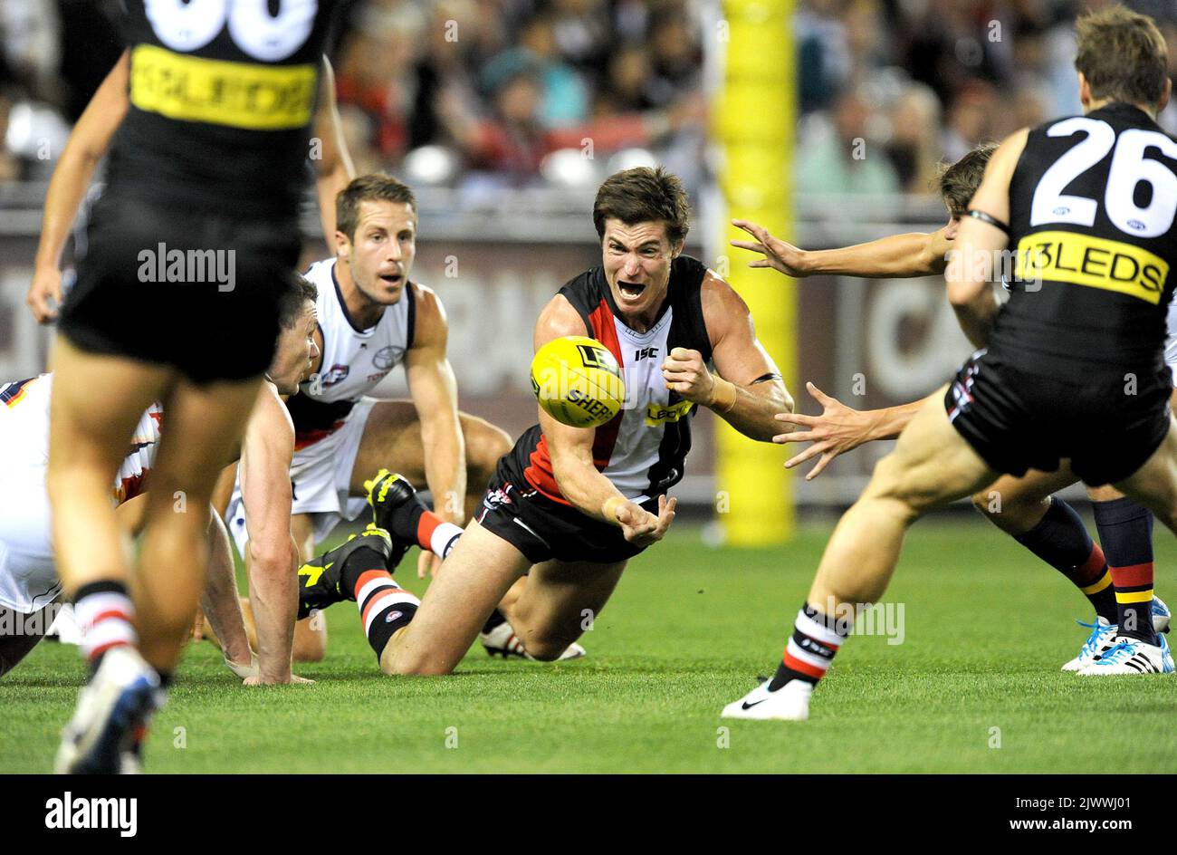 Lenny Hayes de St Kilda obtient un laissez-passer lors du match de la ...