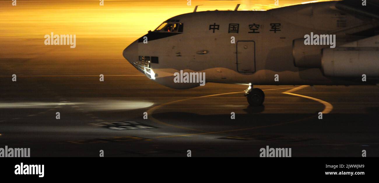 Un avion chinois Ilyushin il-76 se prépare à voler de l'aéroport ...