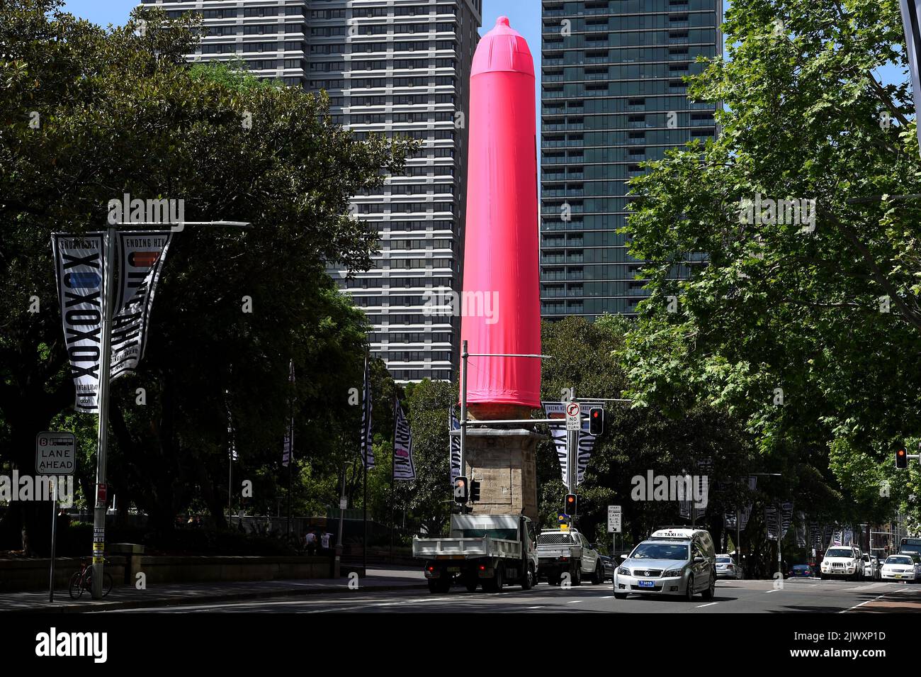 L'Obélisque de Hyde Park est couvert d'une réplique rose du préservatif ...