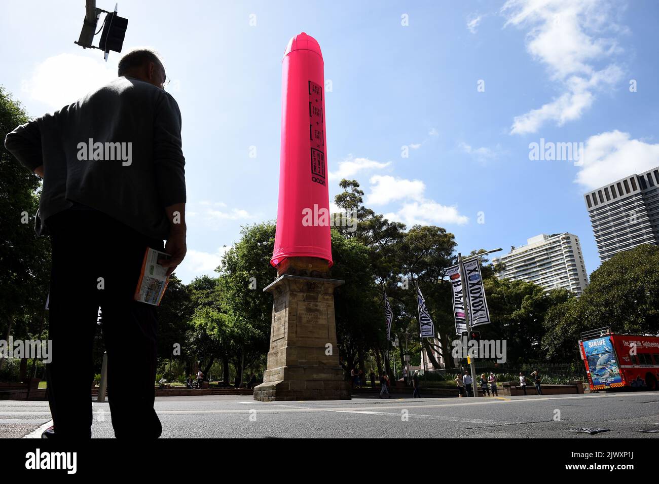 L'Obélisque de Hyde Park est couvert d'une réplique rose du préservatif ...