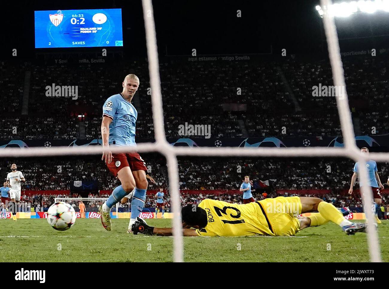 Erling Haaland, de Manchester City, marque le troisième but du match du groupe G de la Ligue des ...