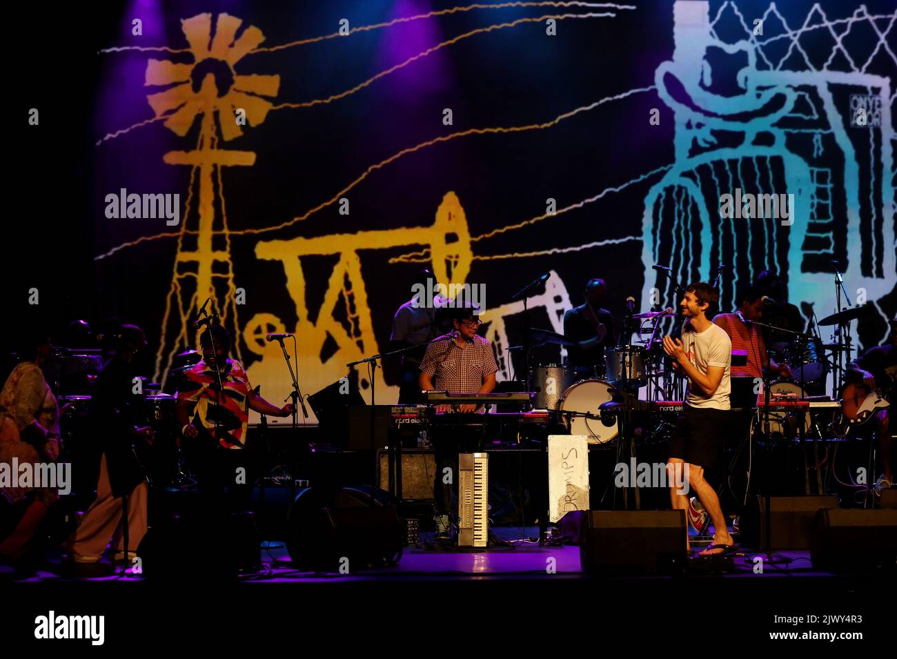 Des membres de Atomic Bomb, dont Gotye, Money Mark on Keyboard et Pat ...