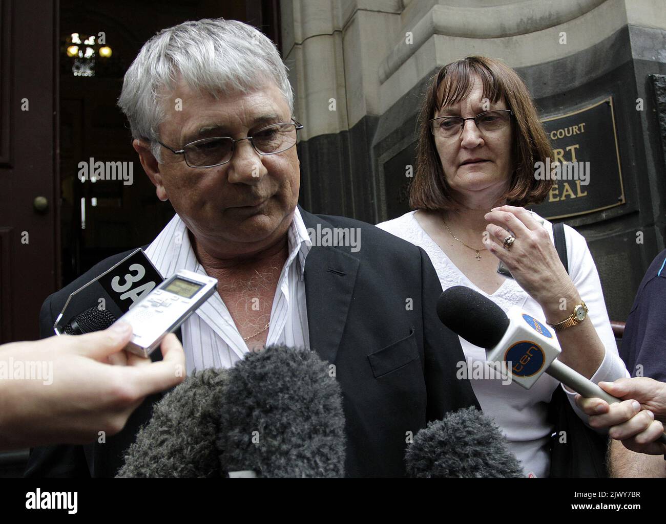 Bob et Beverley Gambino sortent de la Cour d'appel de Victoria à ...