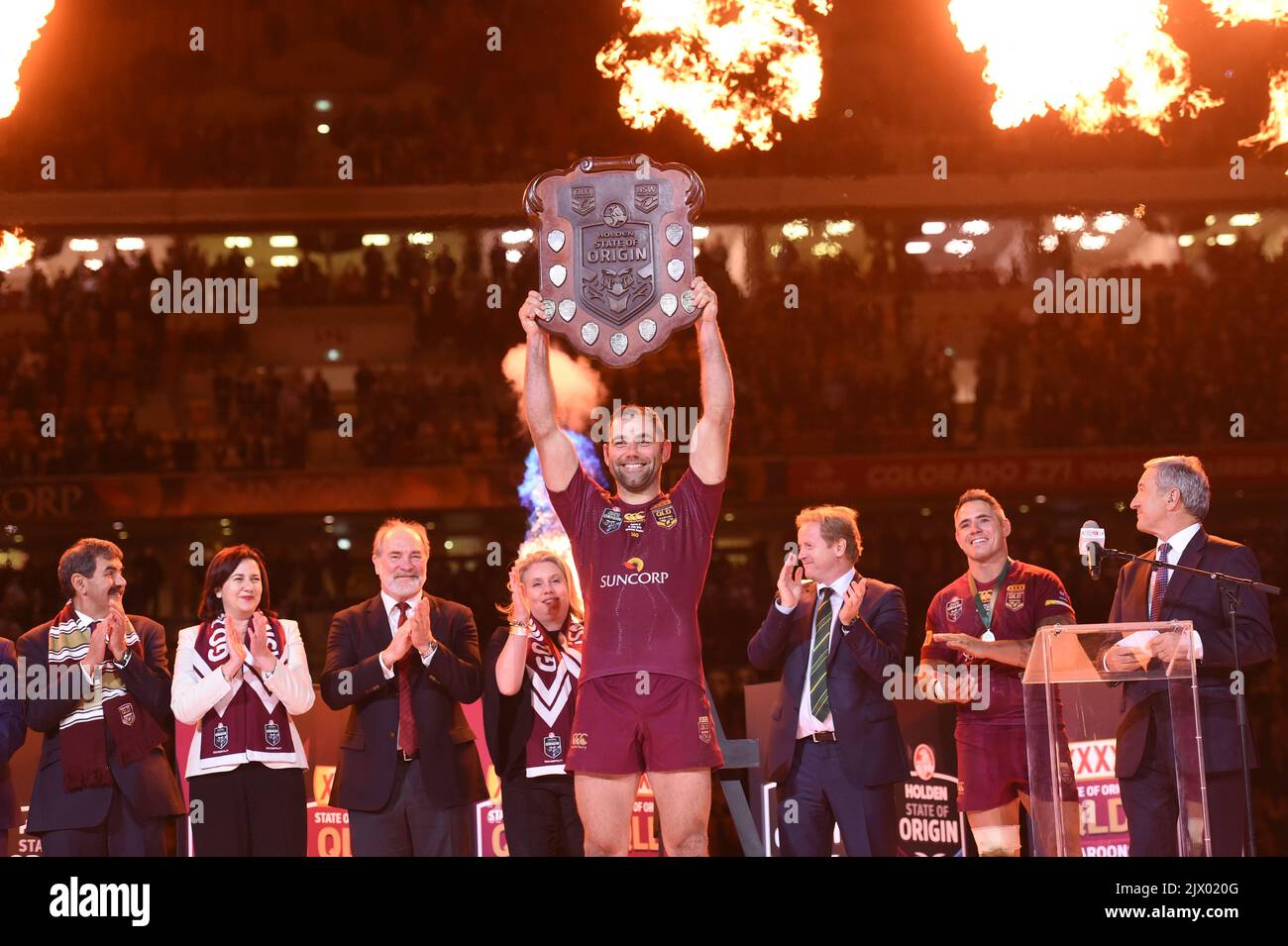 Cameron Smith des Maroons célèbre avec le bouclier des gagnants lors du ...