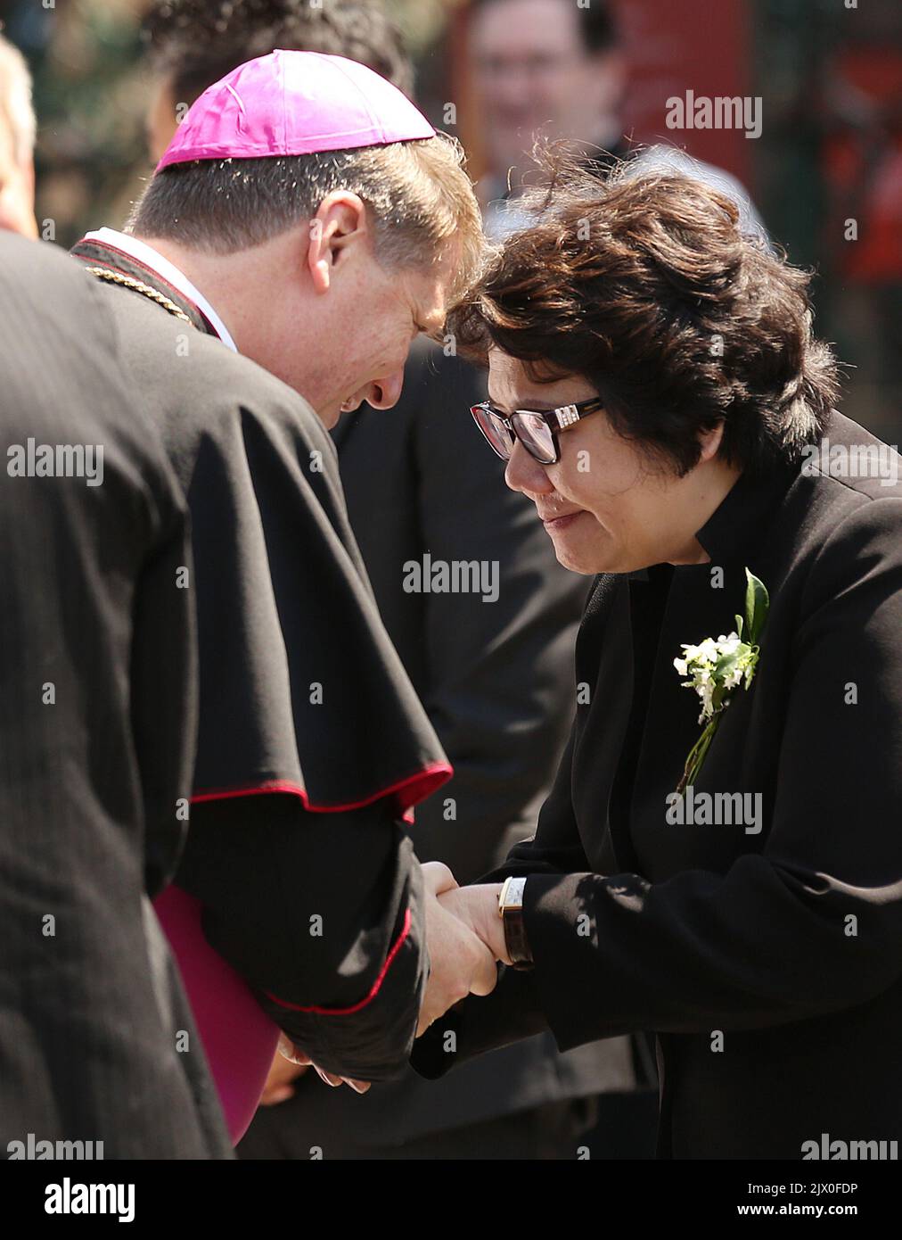 Selina Cheng, l'épouse de Curtis Cheng, est consolée par l'archevêque ...