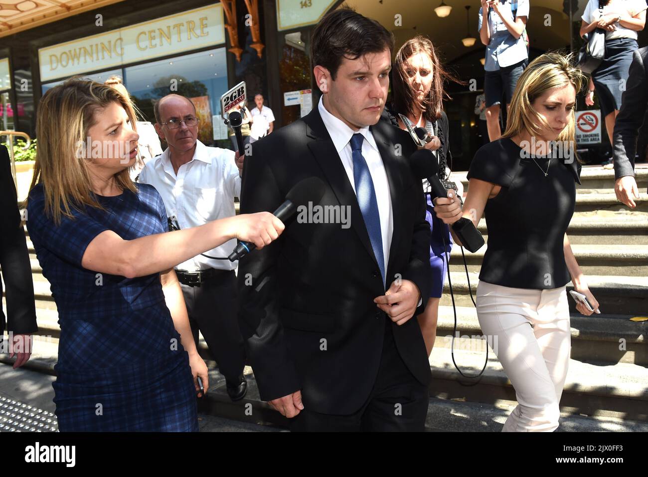James Ian Longworth (au centre) quitte le tribunal local du Downing ...