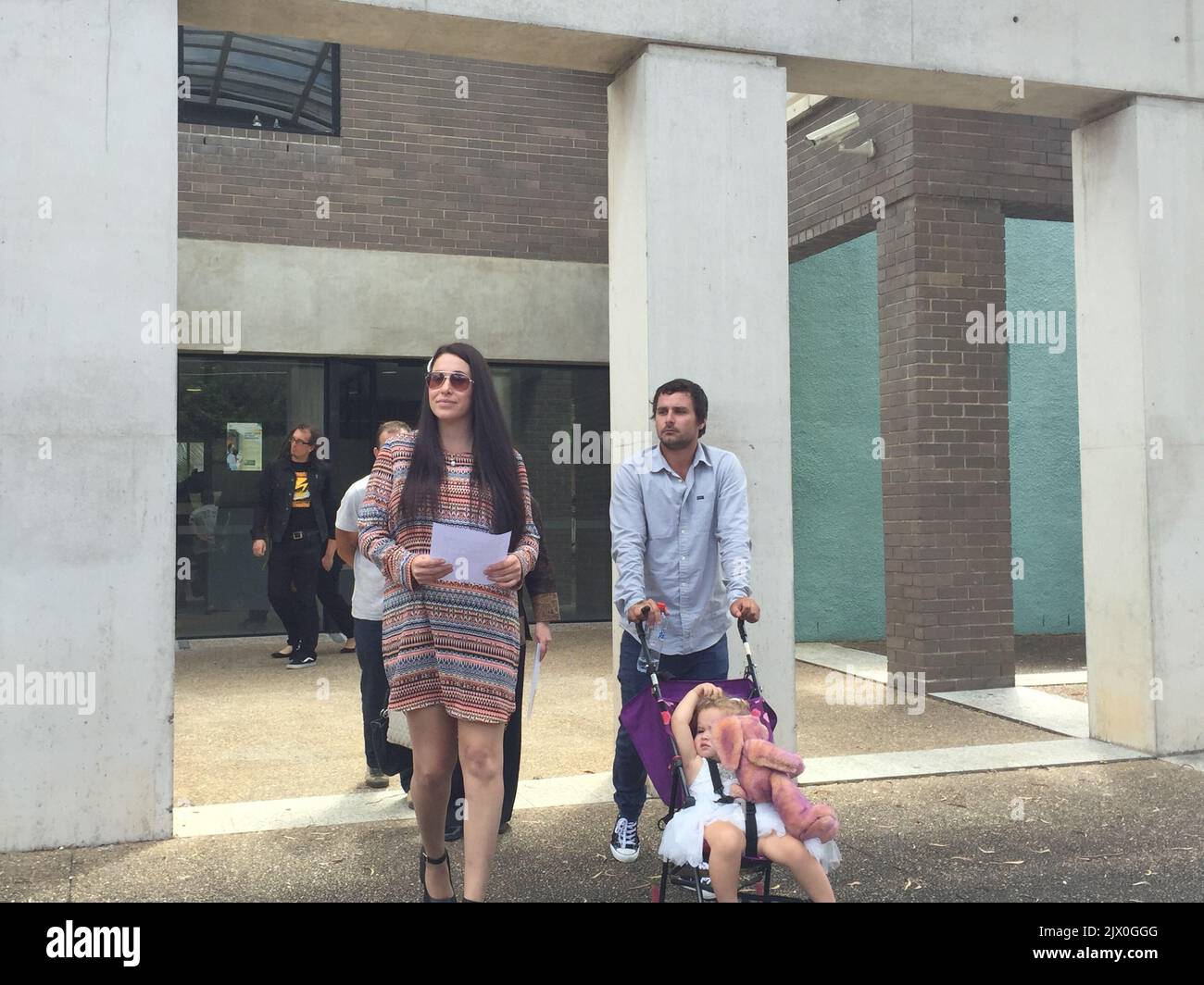 Tara Hodge (à gauche), sœur de Dwayne Nicholson, quitte la Cour locale ...