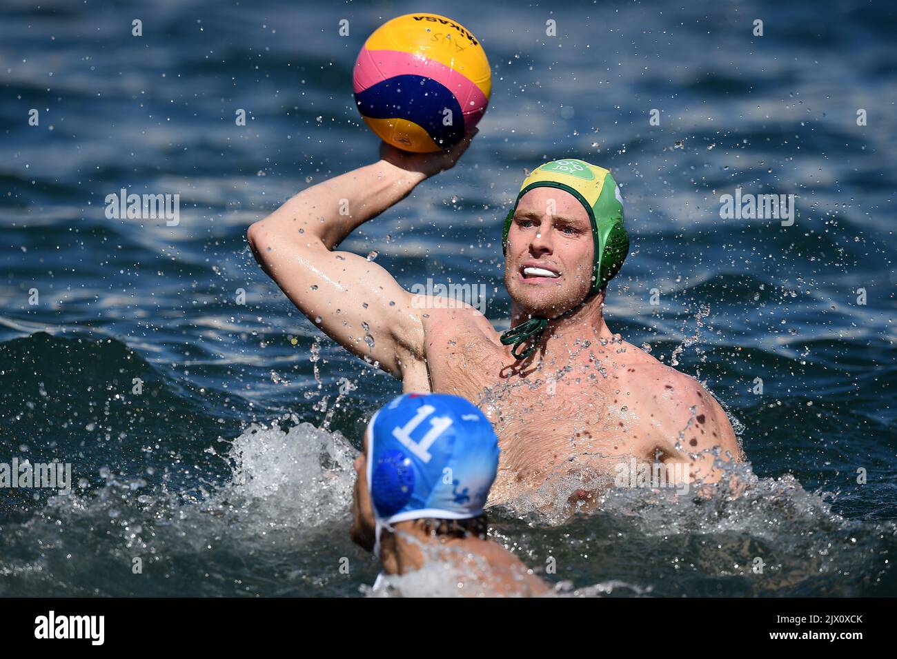 John Cotterill, d'Australie, a l'air de passer le ballon lors de l ...