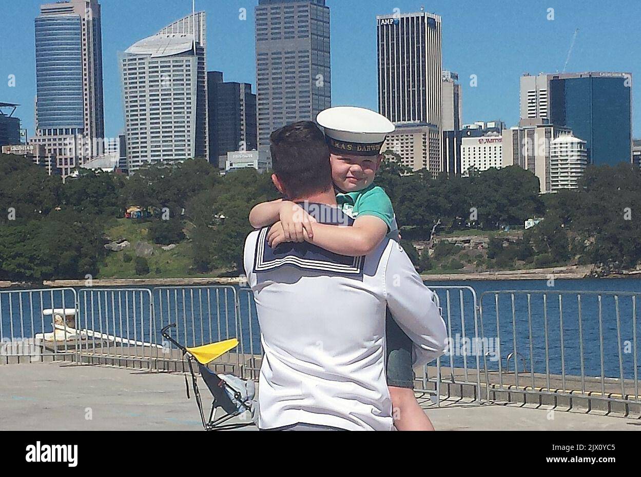 Riley Gouge s'accroche à son père David Gouge alors que les marins du ...