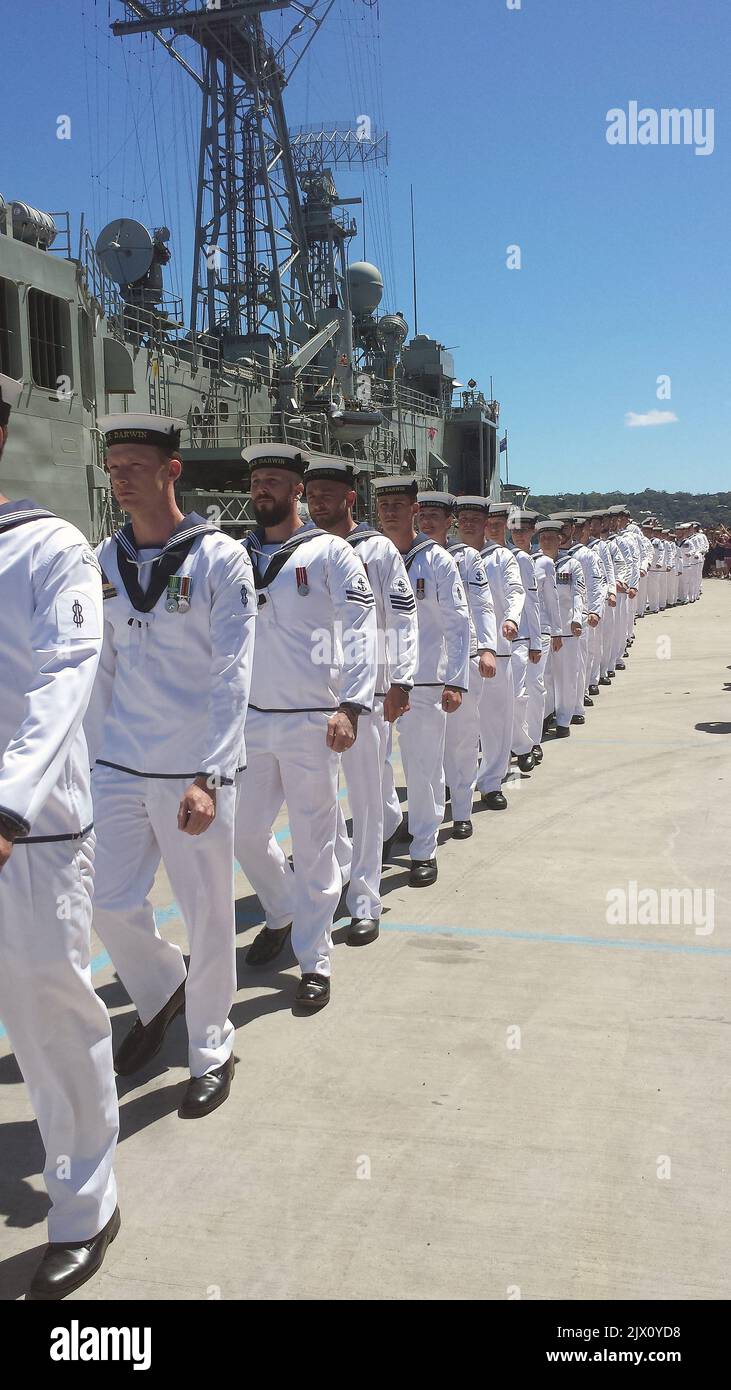 Les marins du HMAS Darwin se préparent à partir pour un déploiement de ...
