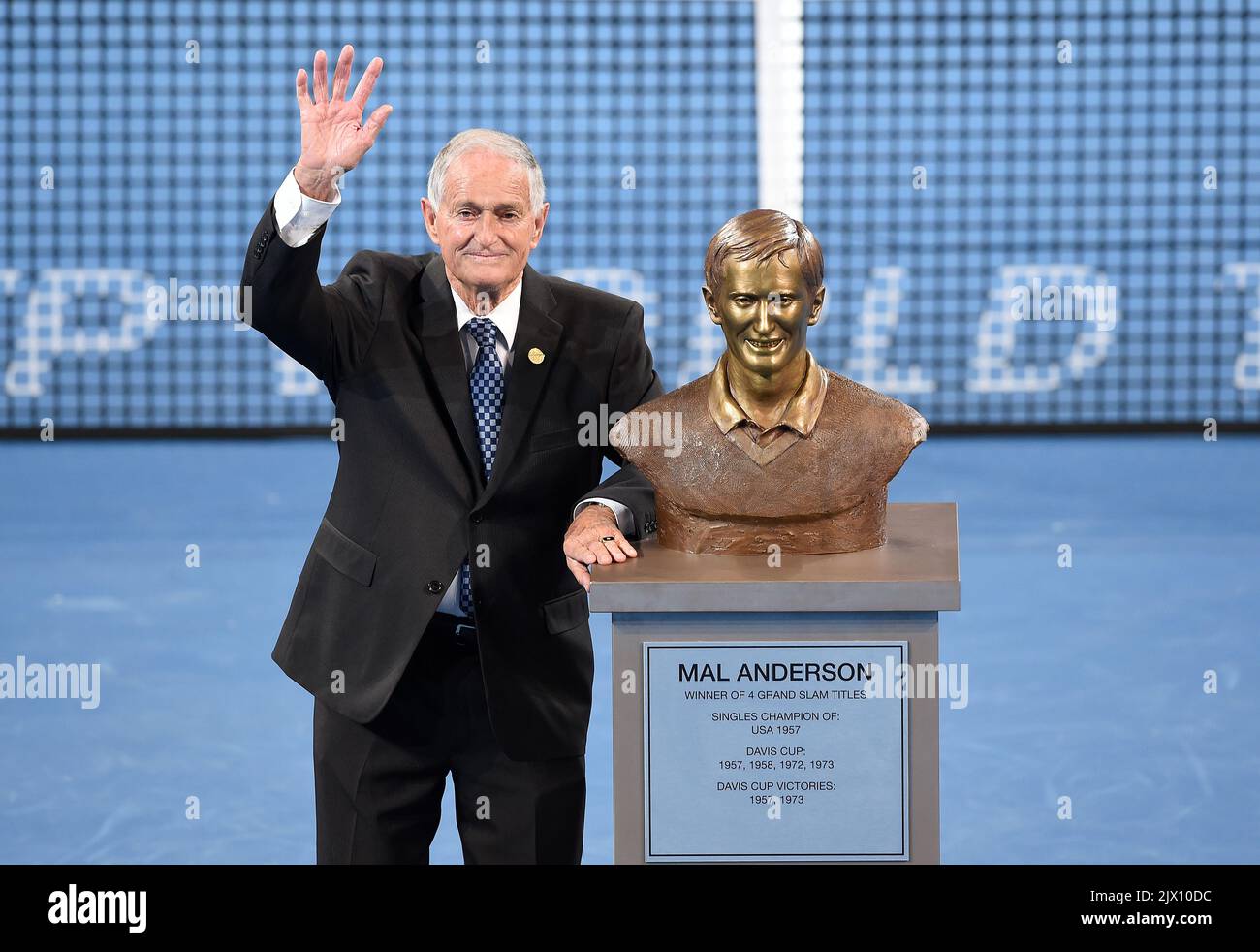 L'ancien champion du Grand Chelem, Mal Anderson Waves, pose pour des ...