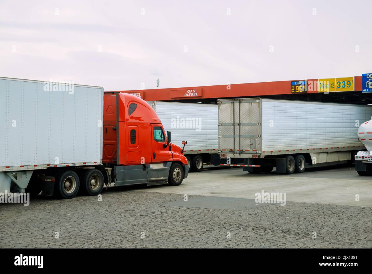 Station-service pour faire le plein de véhicules, de camions et de ...