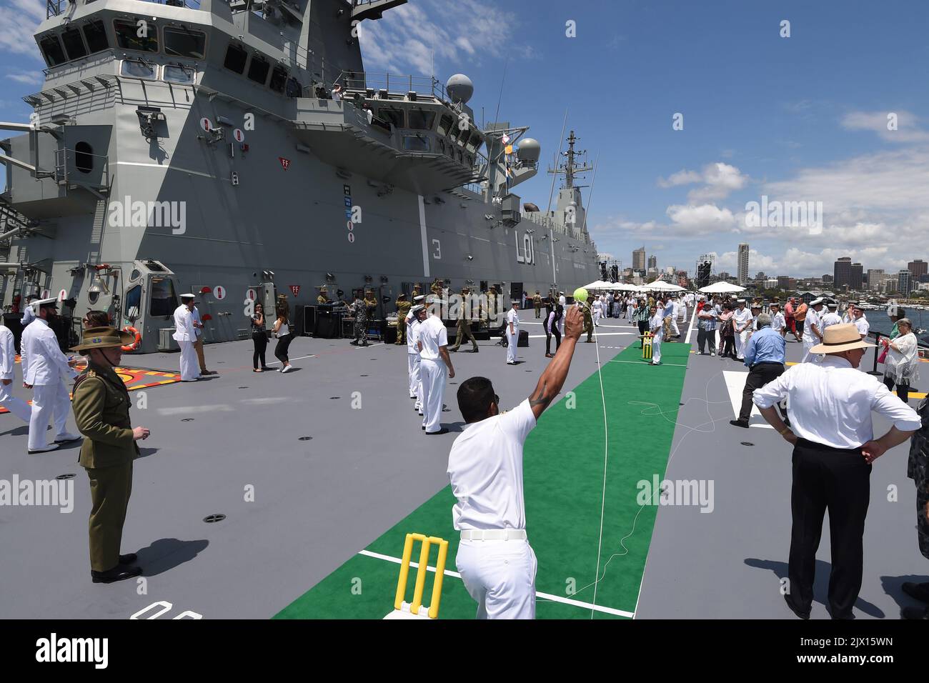 Une partie de cricket est jouée à bord du HMAS Adelaide, le tout ...