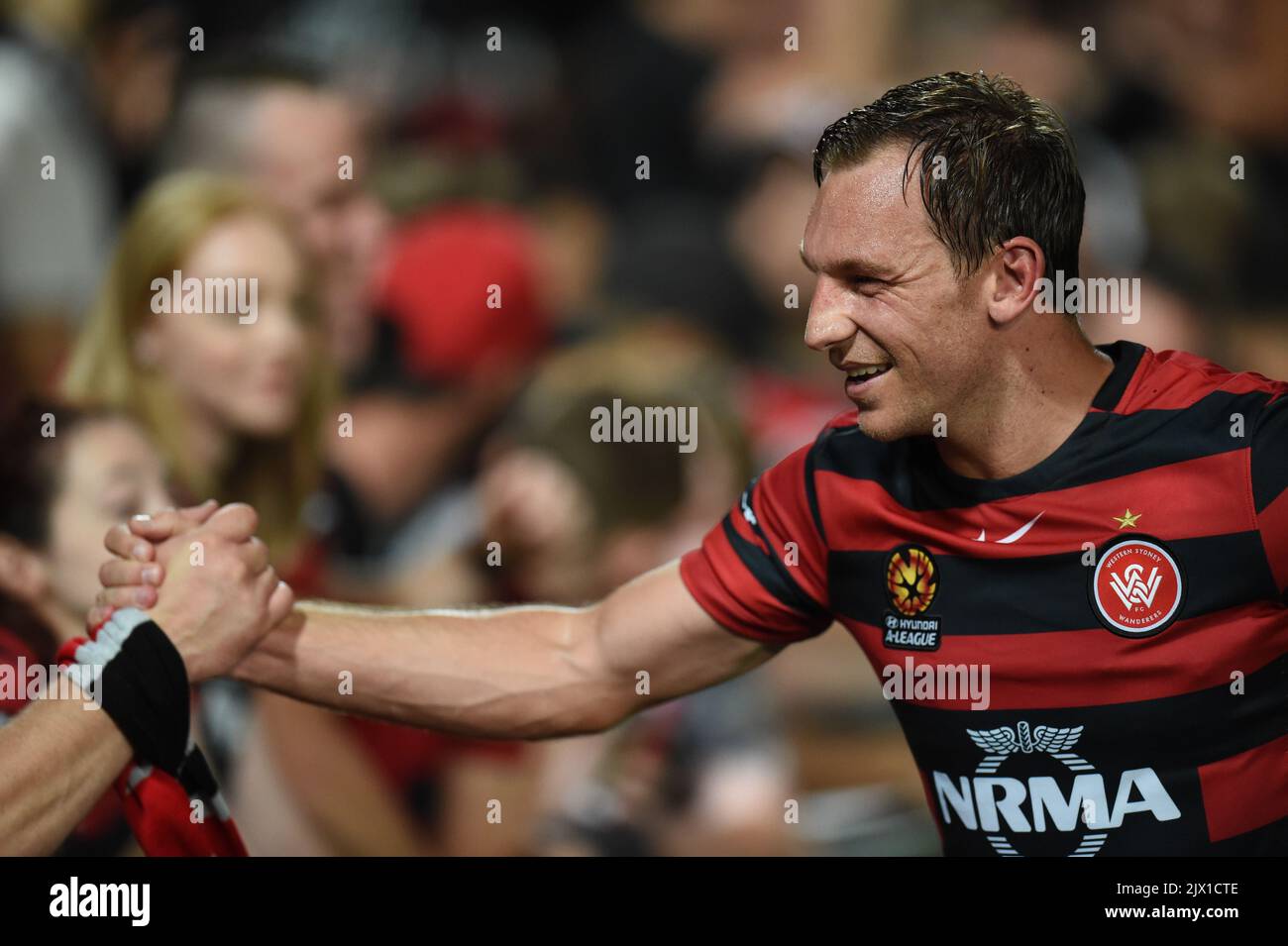 Brendan Santalab, le joueur gagnant du match des Wanderers, célèbre ...