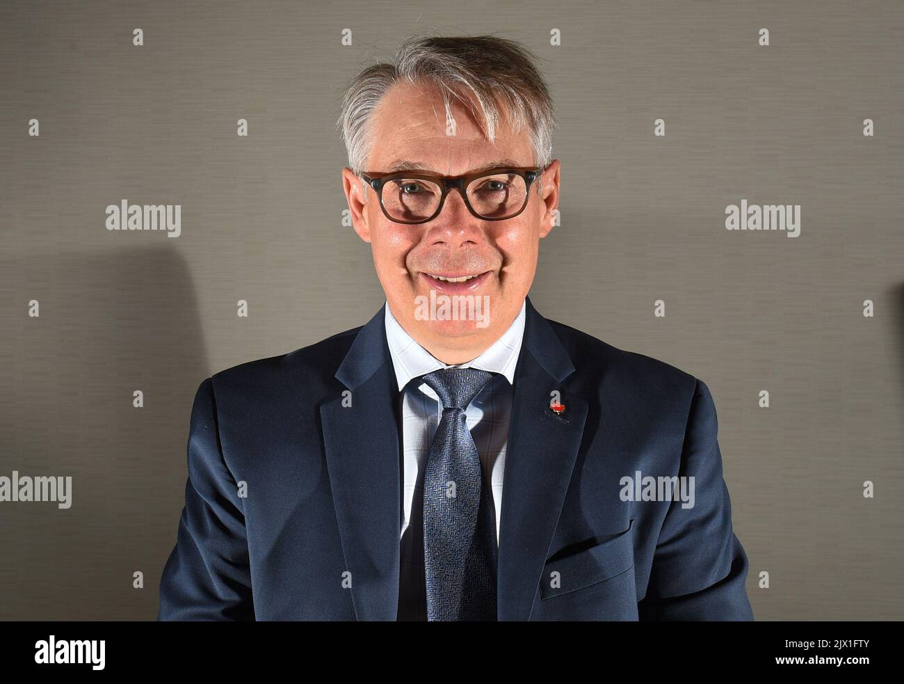 Le haut-commissaire du Canada en Australie, Paul Maddison, pose un ...