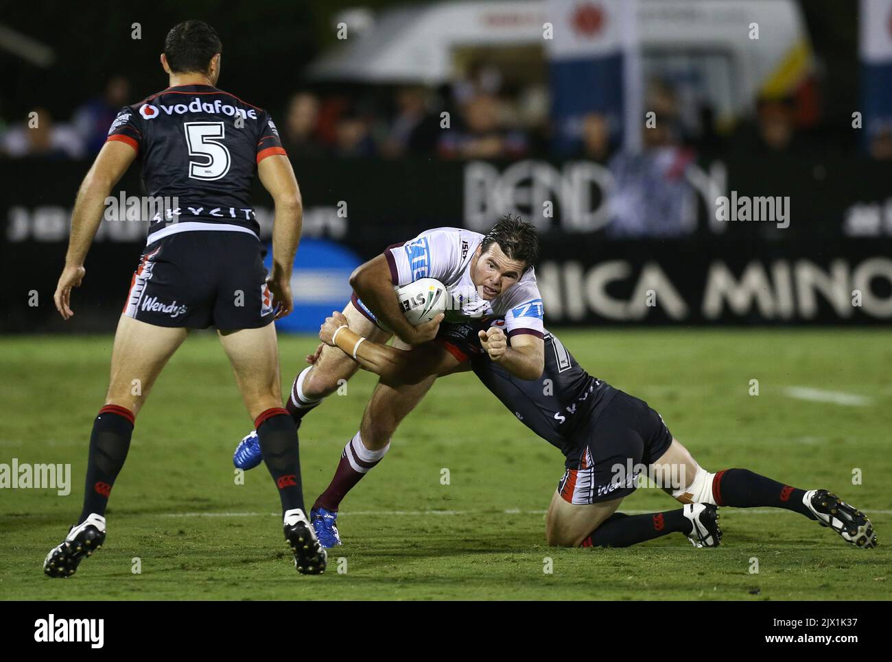 Le capitaine Jamie Lyon, des aigles de mer de Manly, est attaqué par ...