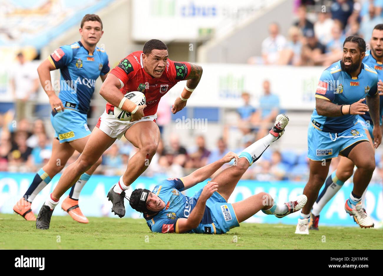 Le joueur de dragons Tyson Frizell avec possession pendant le match de ...