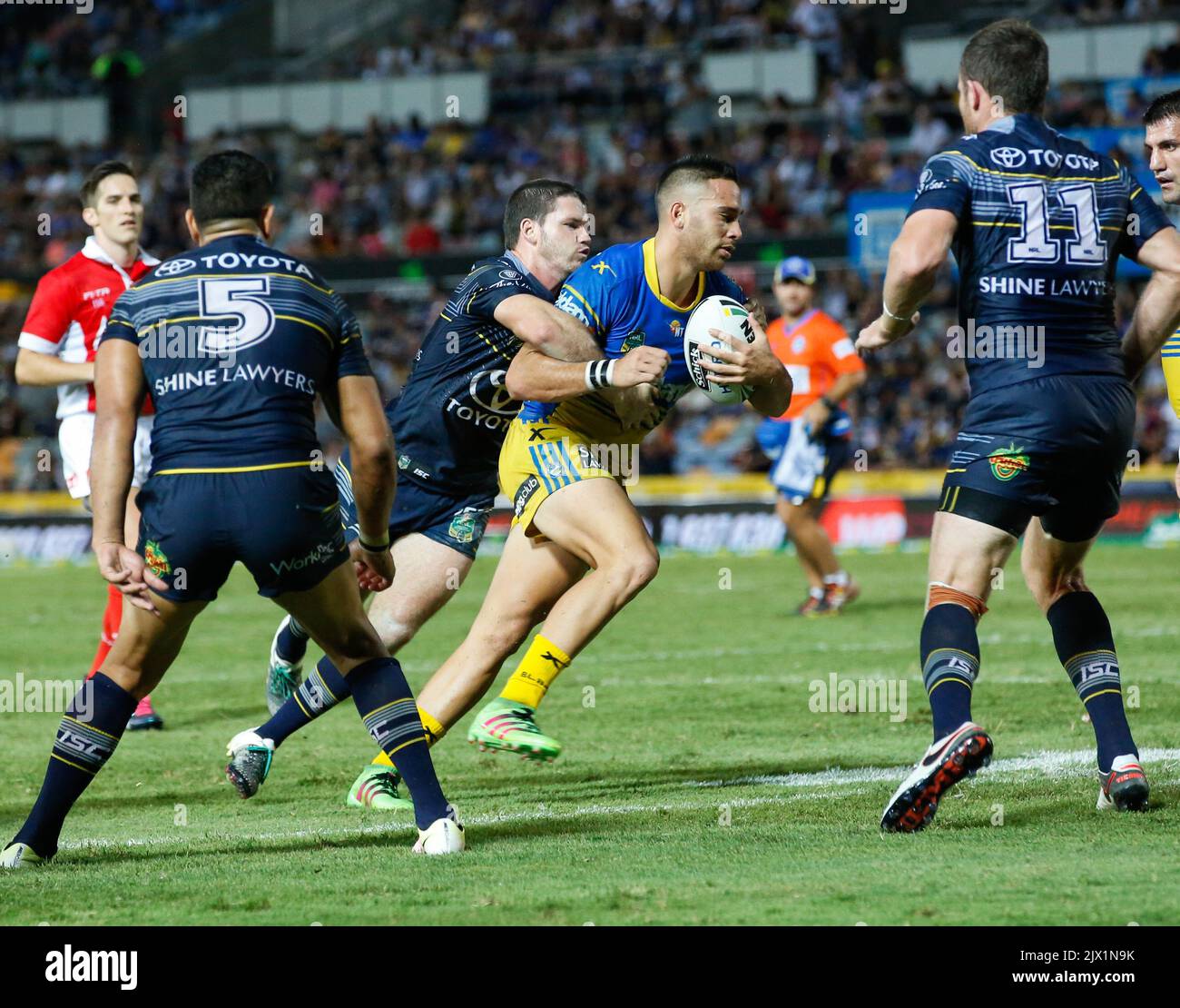 Les anguilles Clinton Gutherson affronté par les Cowboys Lachlan Coote ...