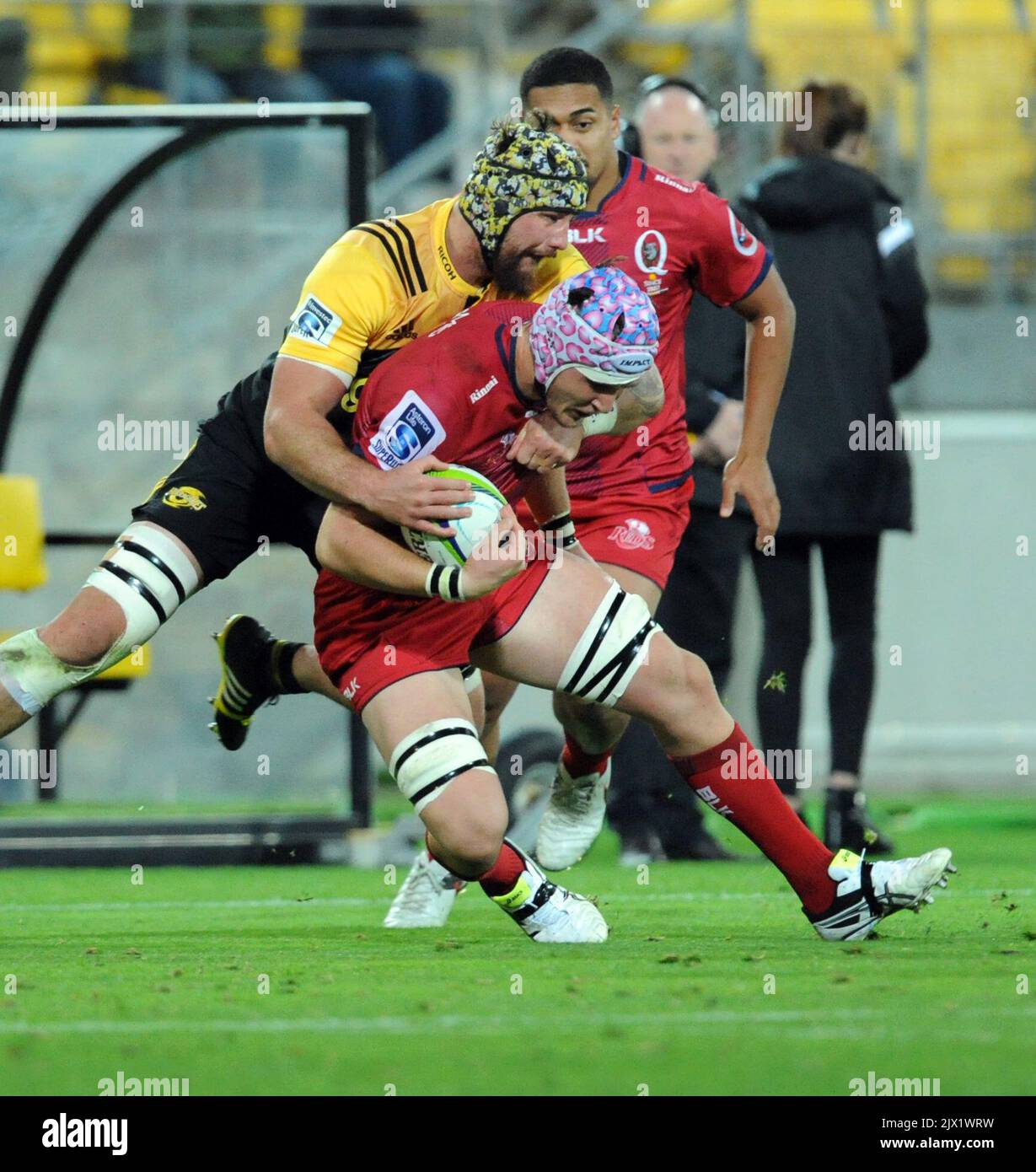 Ben Matwijow des rouges affronté par Blade Thomson des ouragans lors du ...