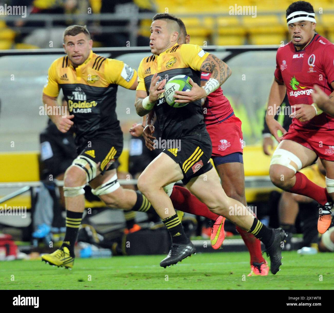 TJ Perenara des Hurricanes fait une pause contre les rouges dans le ...