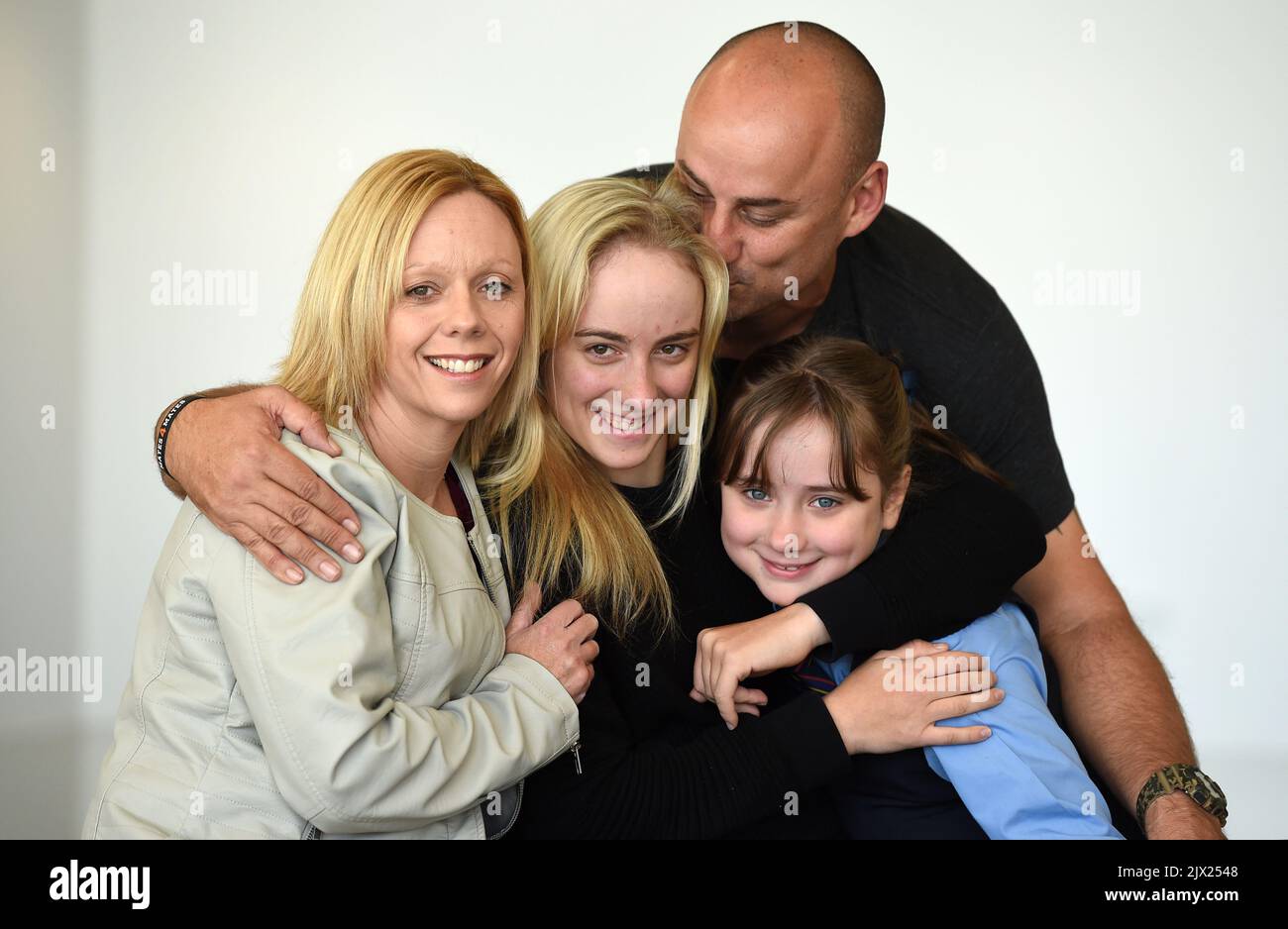 Alyssa Azar (au centre), sa mère Thérèse, son père Glenn et sa sœur ...