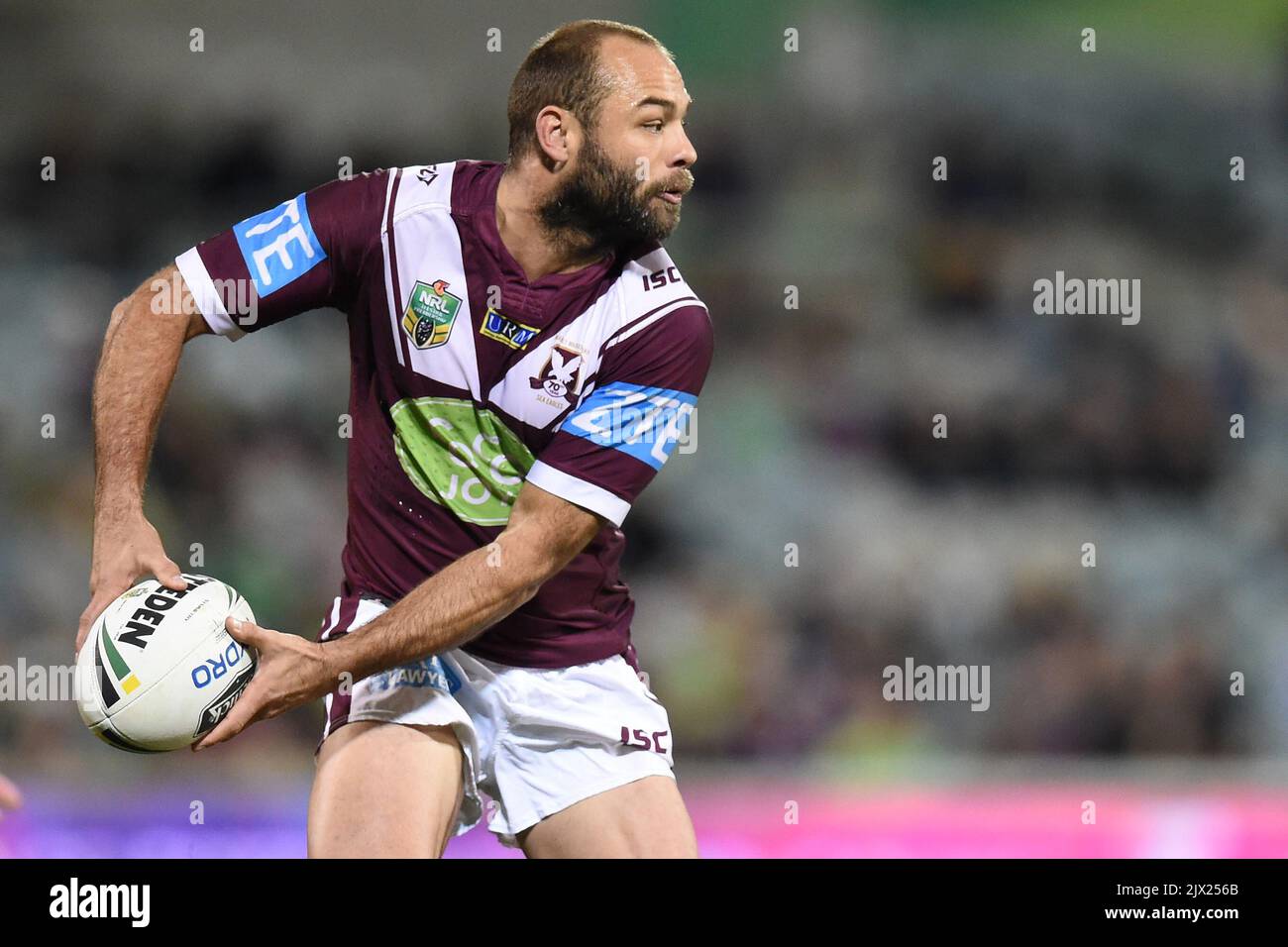 Brett Stewart des aigles de mer regarde passer le ballon lors de leur ...