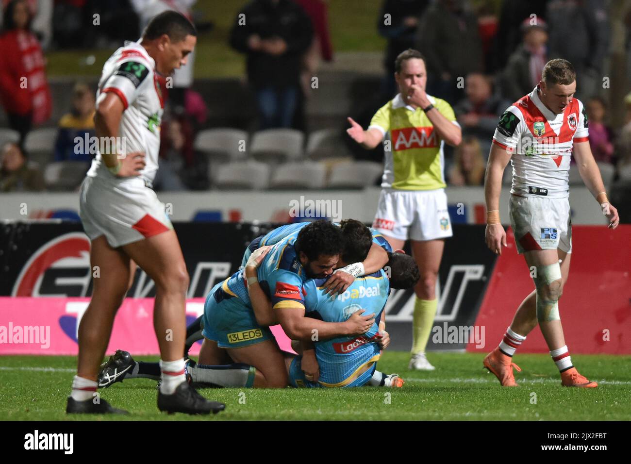 Anthony Don et Konrad Hurrell, des Titans, célèbrent leur essai de ...