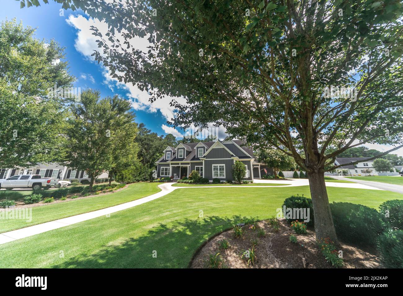 Grande cour avant avec un grand artisan gris nouvelle maison de ...