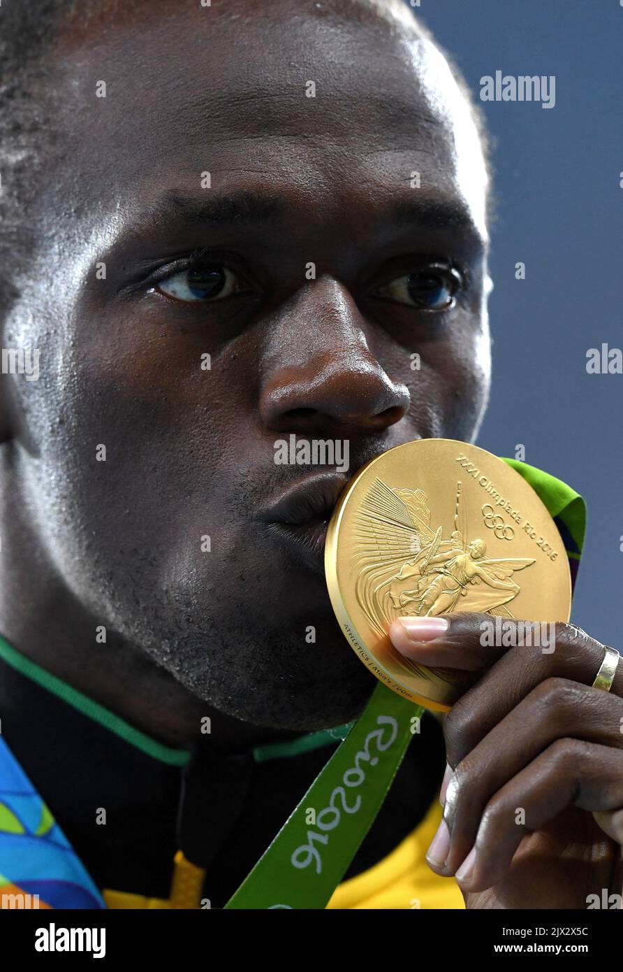 Usain Bolt de Jamaïque embrasse sa médaille d'or après la remise de la ...