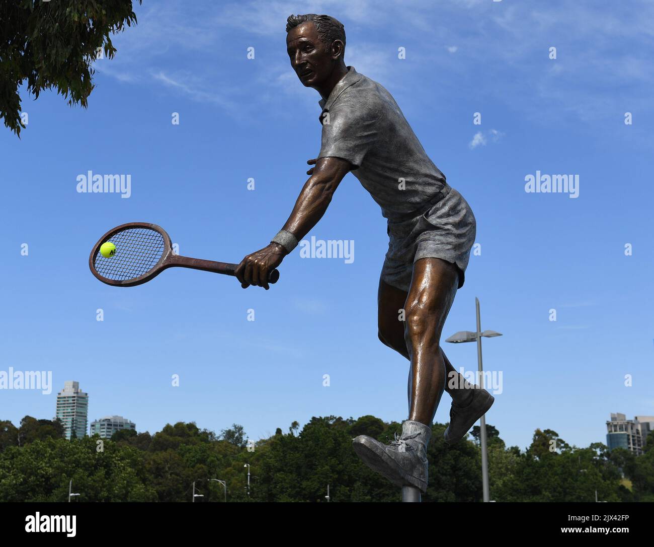 Une statue plus grande que nature de la légende australienne du tennis ...