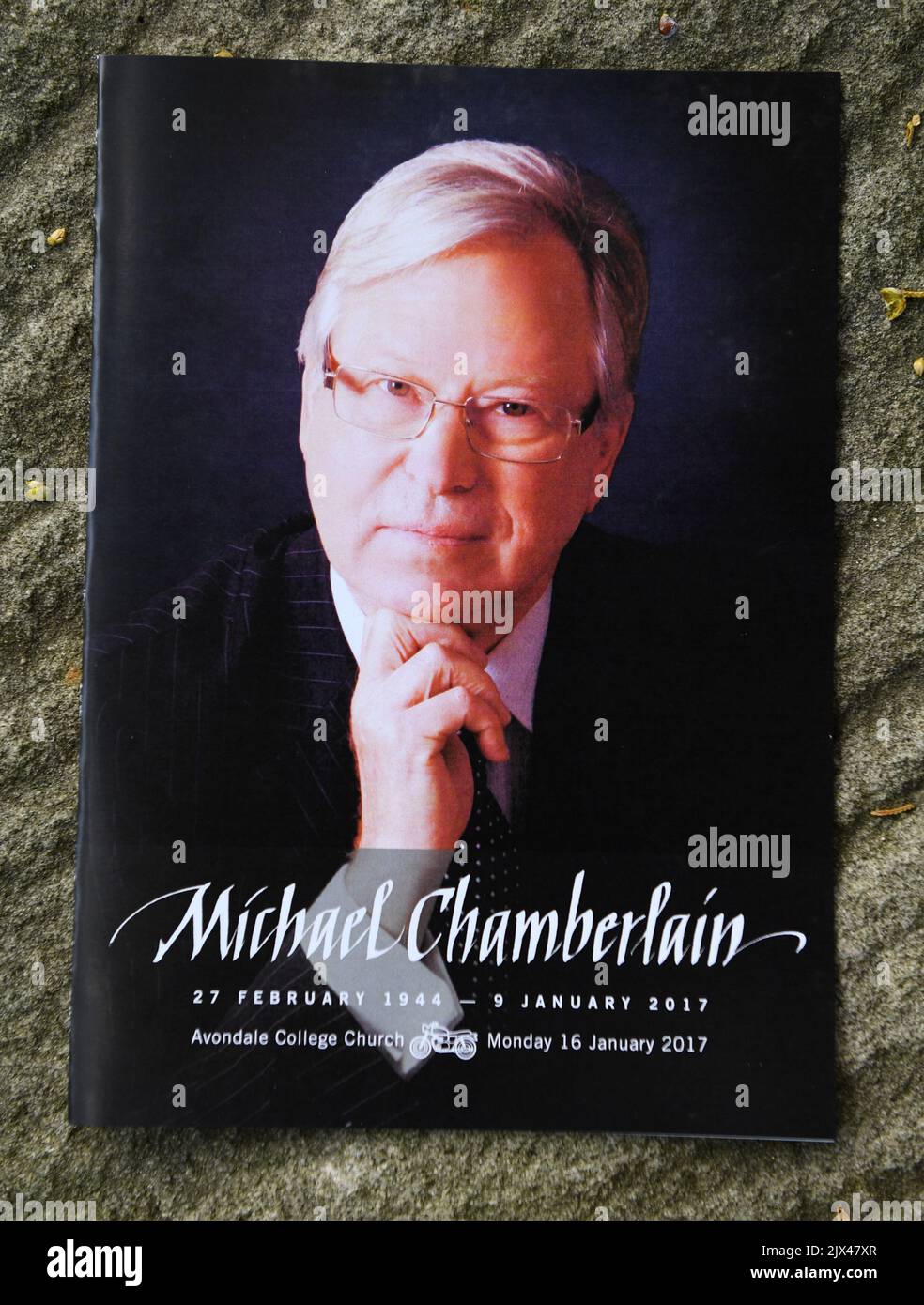 L'ordre de service est vu au service commémoratif de Michael Chamberlain à l'église du Collège ...