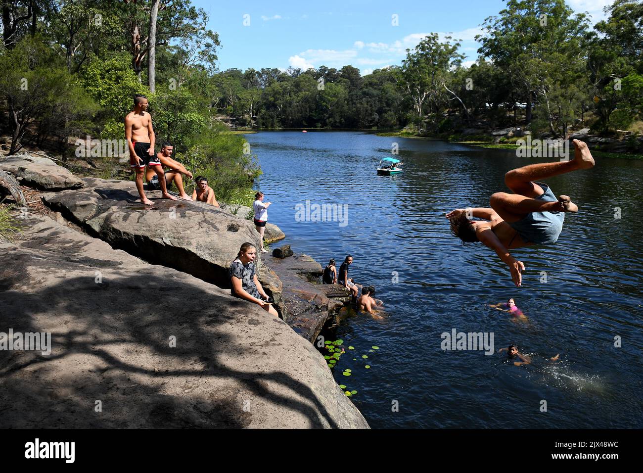 On voit des gens se rafraîchir au lac Parramatta, Sydney, le mardi 17 ...