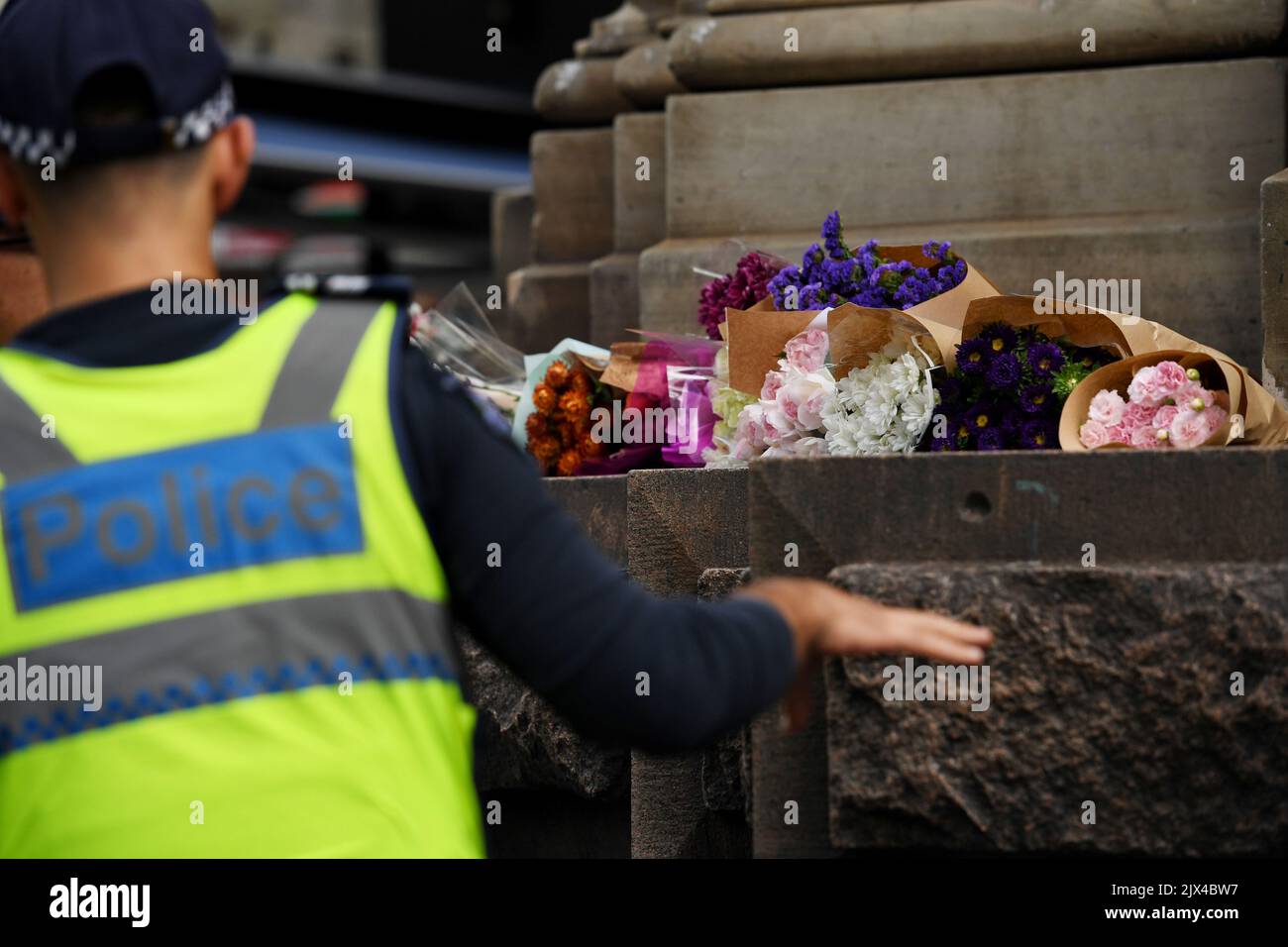 La police regarde les moeurs déposer des fleurs au coin de l ...