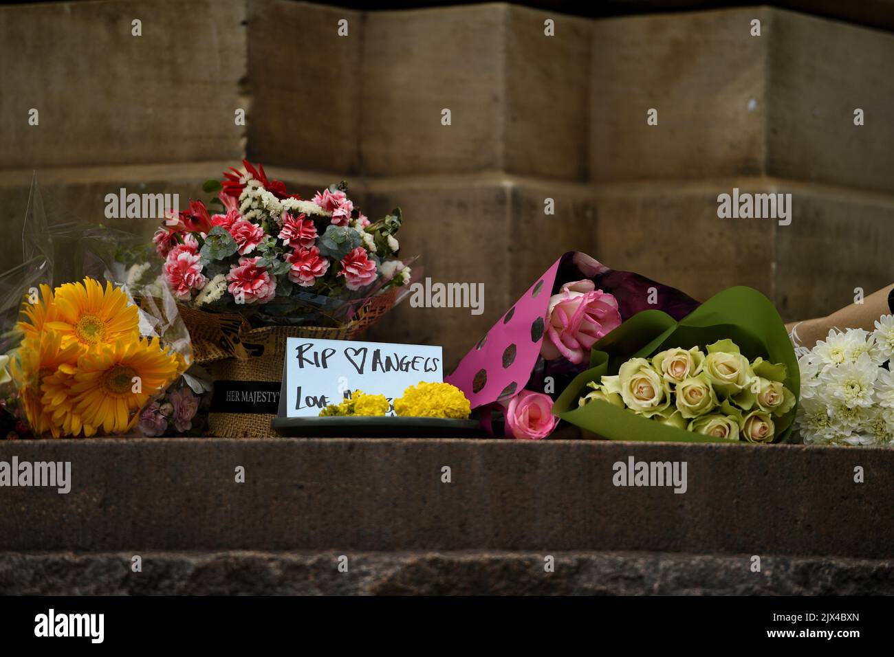 Des fleurs sont déposées au coin de la rue Bourke et Elizabeth après qu ...