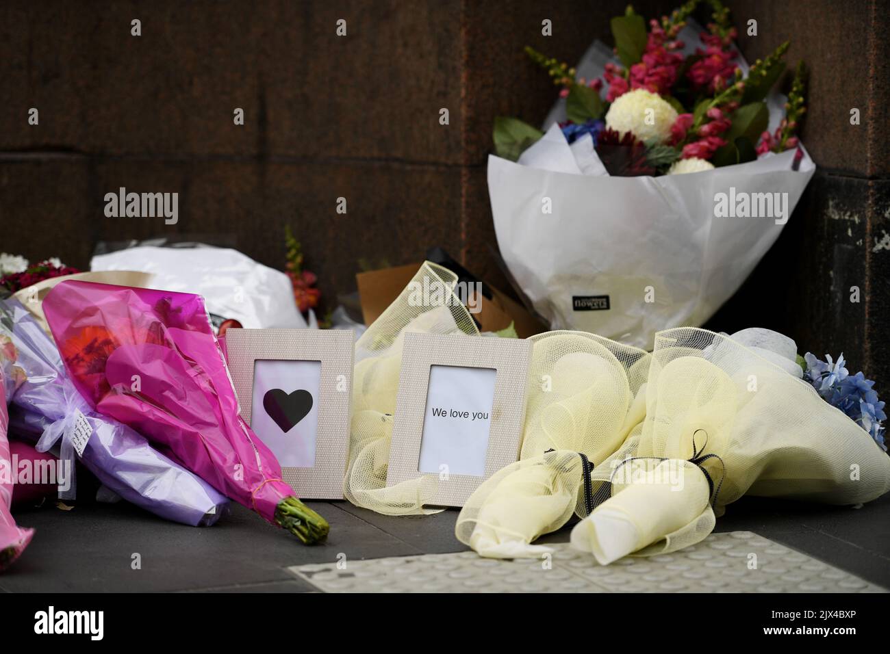Des fleurs sont déposées au coin de la rue Bourke et Elizabeth après qu ...