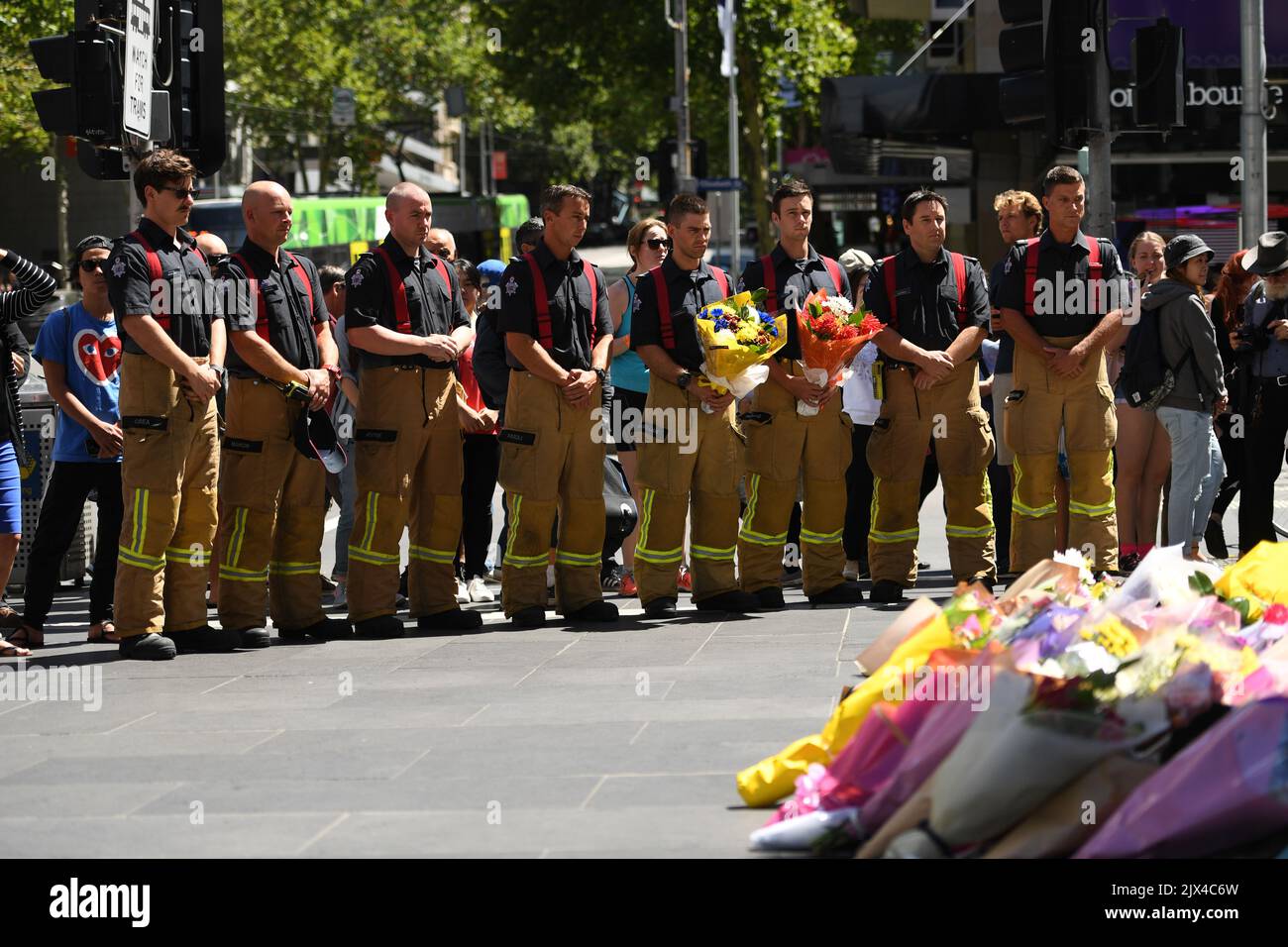 Les pompiers qui ont assisté hier laissent des fleurs au coin de Bourke ...